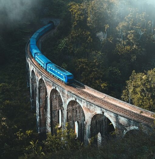 Bild Blauer Zug - Fototapetenwelt.de