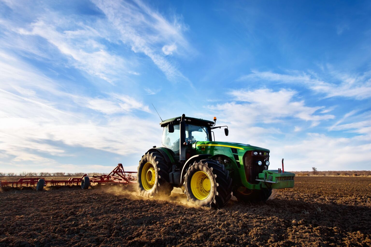 Fototapeten Traktor auf Soi-Feld - Fototapetenwelt.de